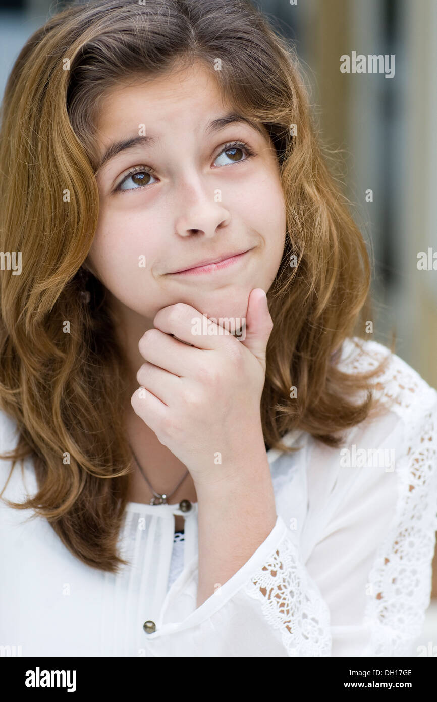 Denkendes kind -Fotos und -Bildmaterial in hoher Auflösung – Alamy