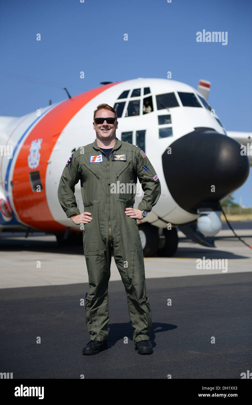 Lt. j.g. Matthew Chase ist vor einem HC-130 Hercules Flugzeug bei Coast ...