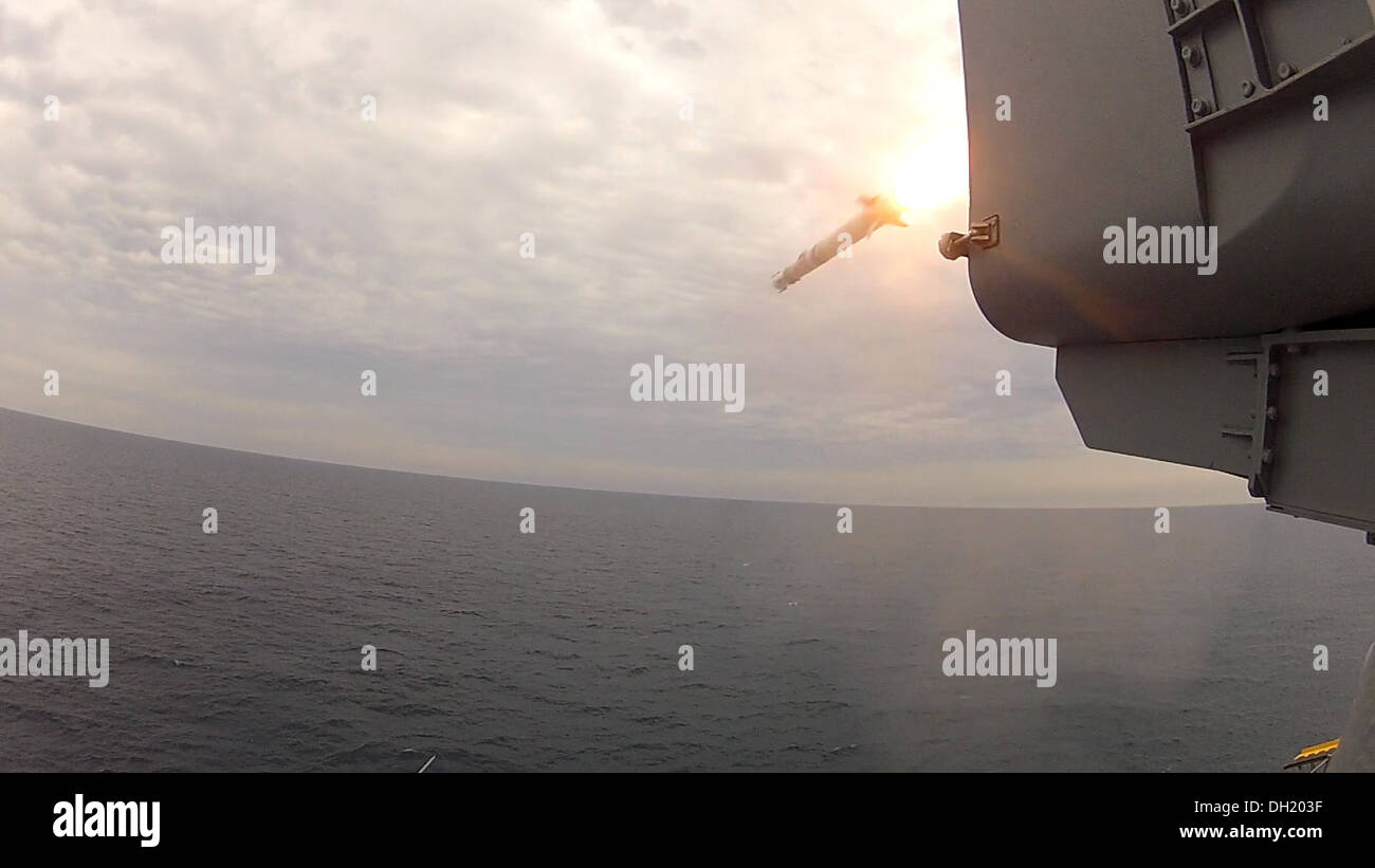 USS Bataan Segler Feuer ein RIM-116 Rolling Airframe Missile (RAM). Der ...