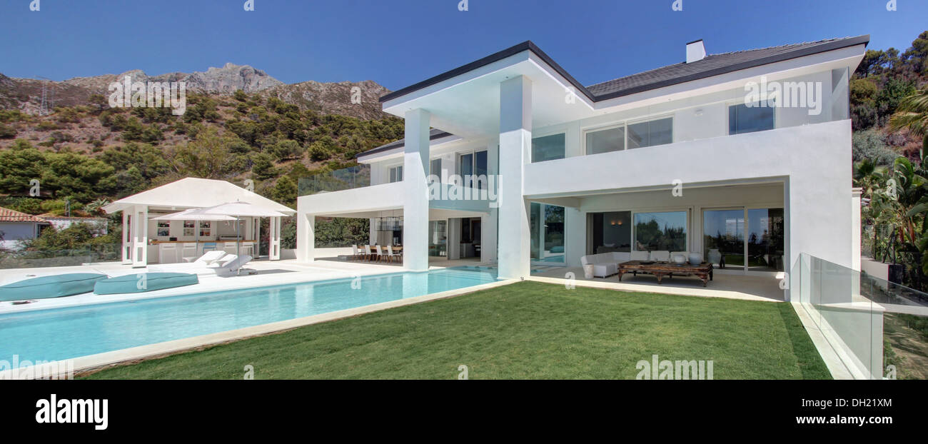 Neu begrünt, Rasen und türkisfarbenen Pool vor große moderne spanische ...