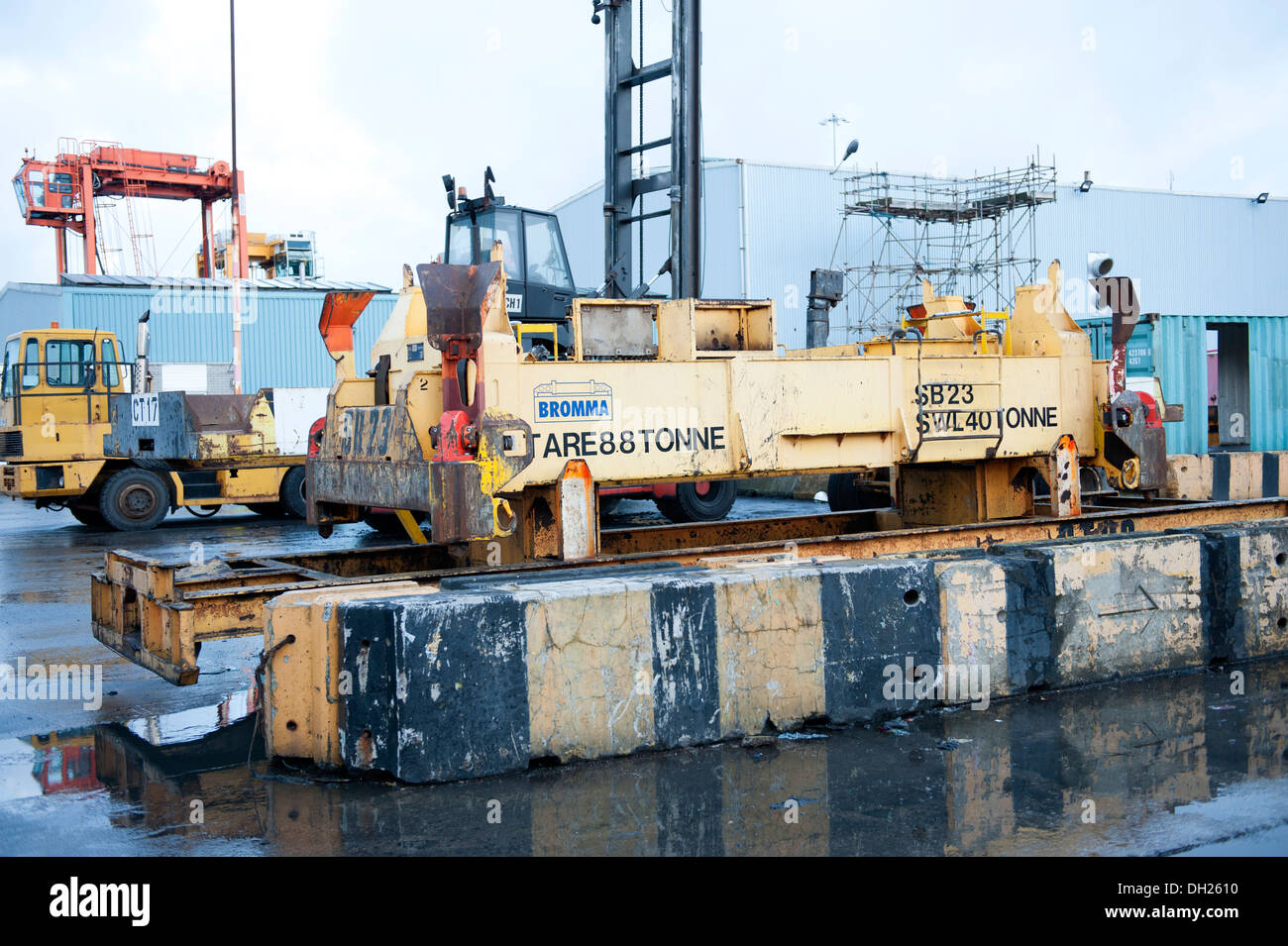Containers crane -Fotos und -Bildmaterial in hoher Auflösung – Alamy