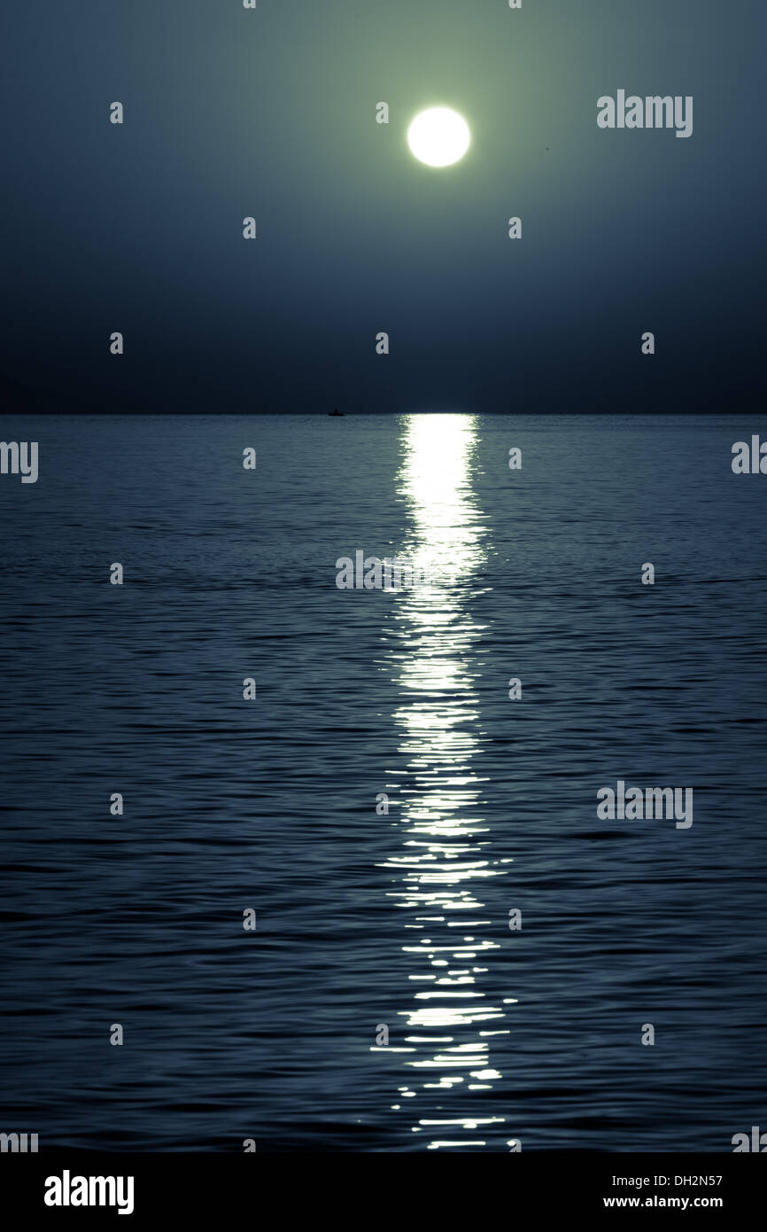 Mond am meer -Fotos und -Bildmaterial in hoher Auflösung – Alamy