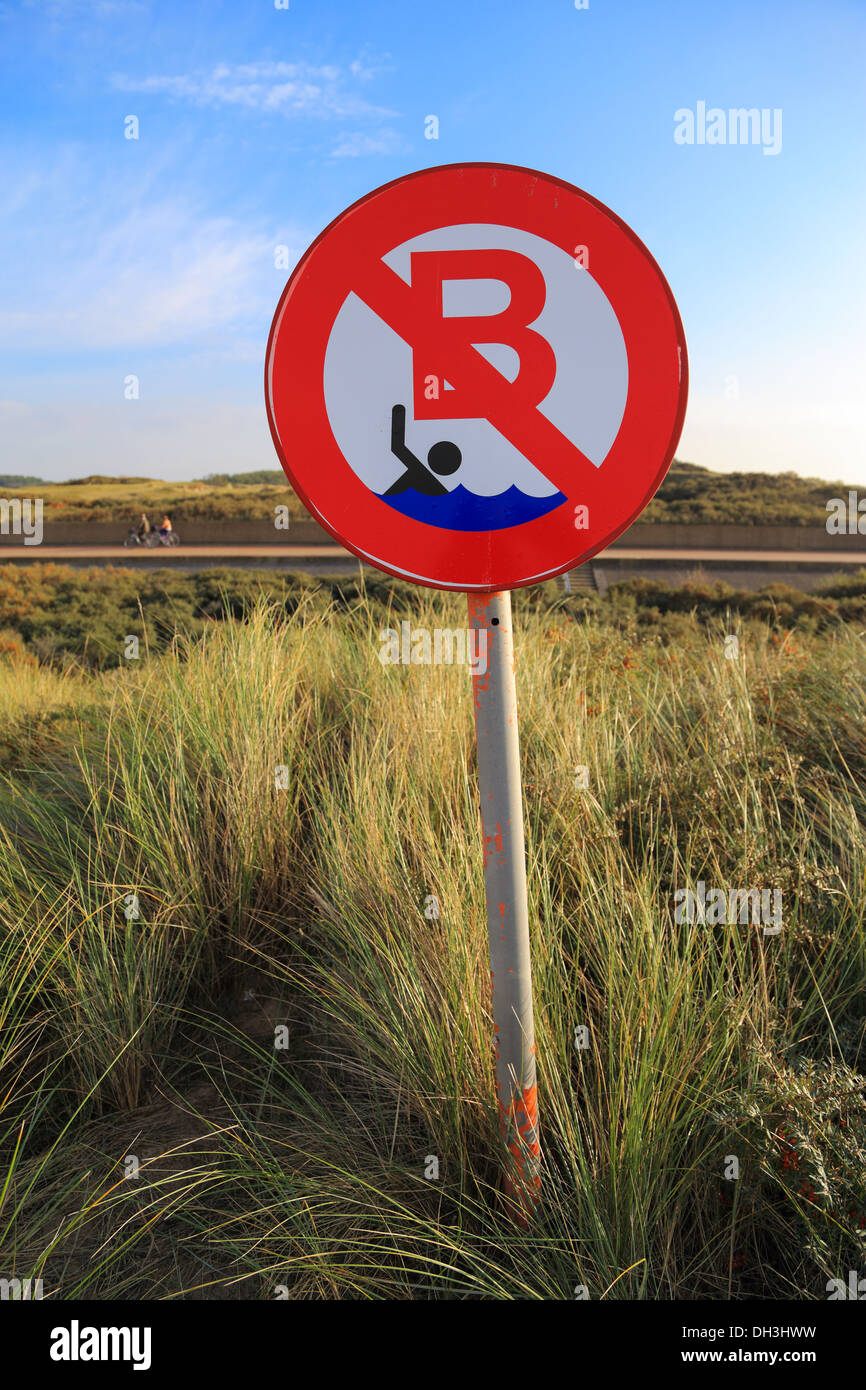 Schwimmen verboten Schild. Konzentrierte sich auf das Zeichen, umgeben ...