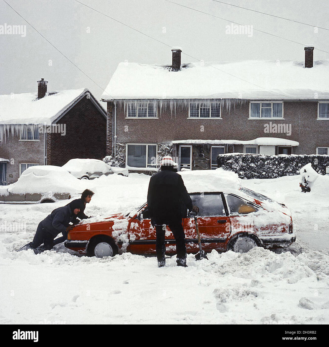 Männer, die ein auto schieben -Fotos und -Bildmaterial in hoher ...