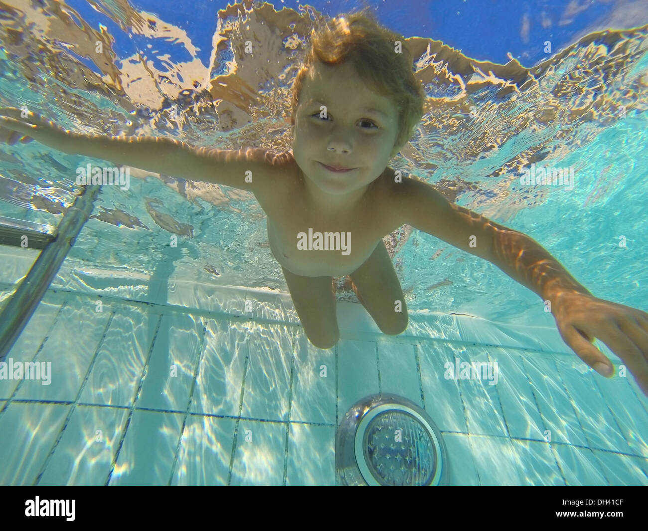 Kleines Kind schwimmen unter Wasser im pool Stockfotografie - Alamy