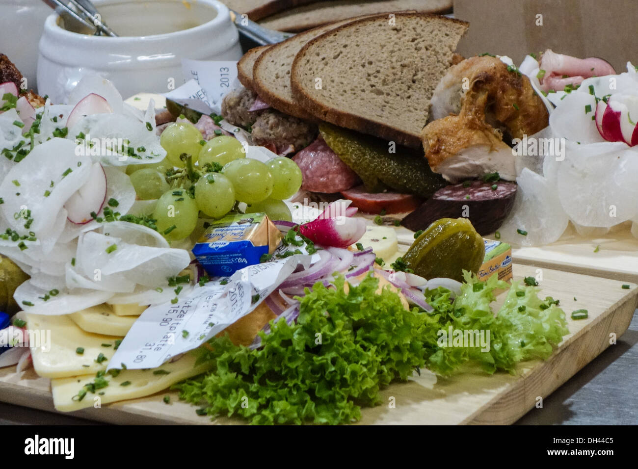 Deftiges Essen, Brotzeit Auf Dem Oktoberfest in München, Bayern ...