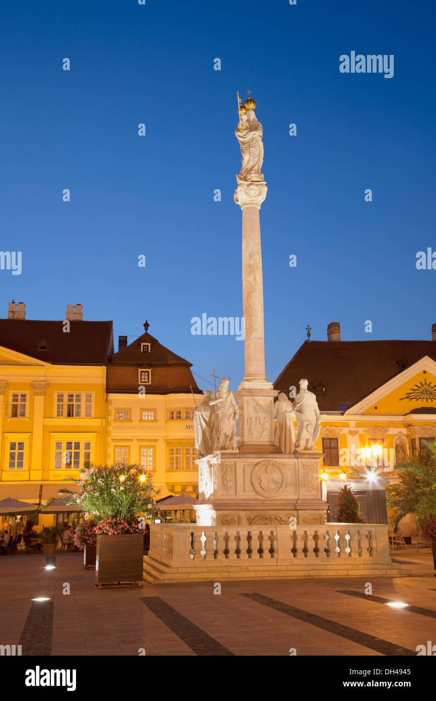 Dreifaltigkeitssäule in Széchenyi-Platz in der Abenddämmerung, Györ ...