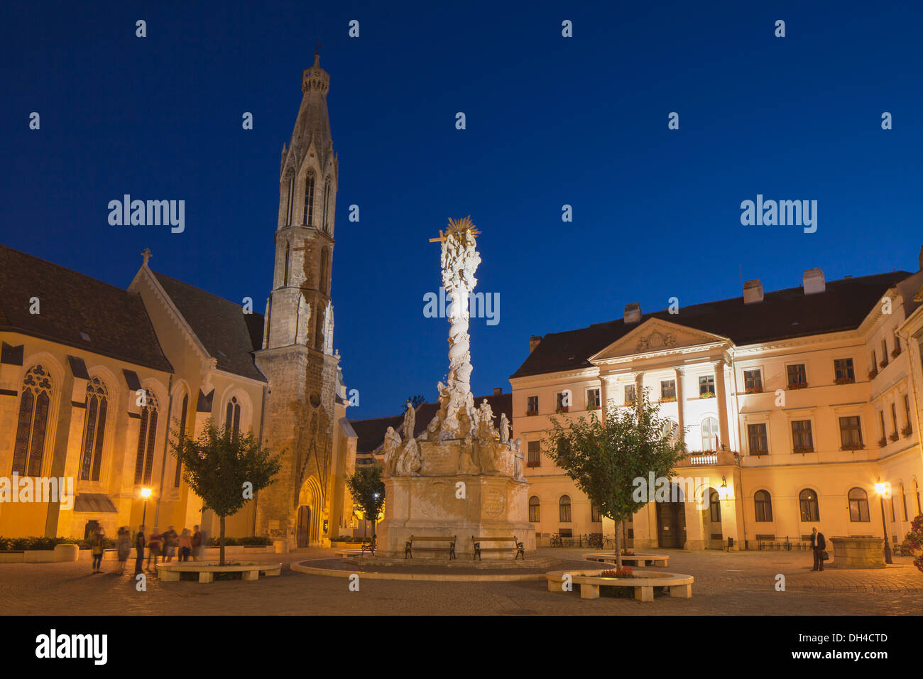 Trinity spalte in der nacht -Fotos und -Bildmaterial in hoher Auflösung ...