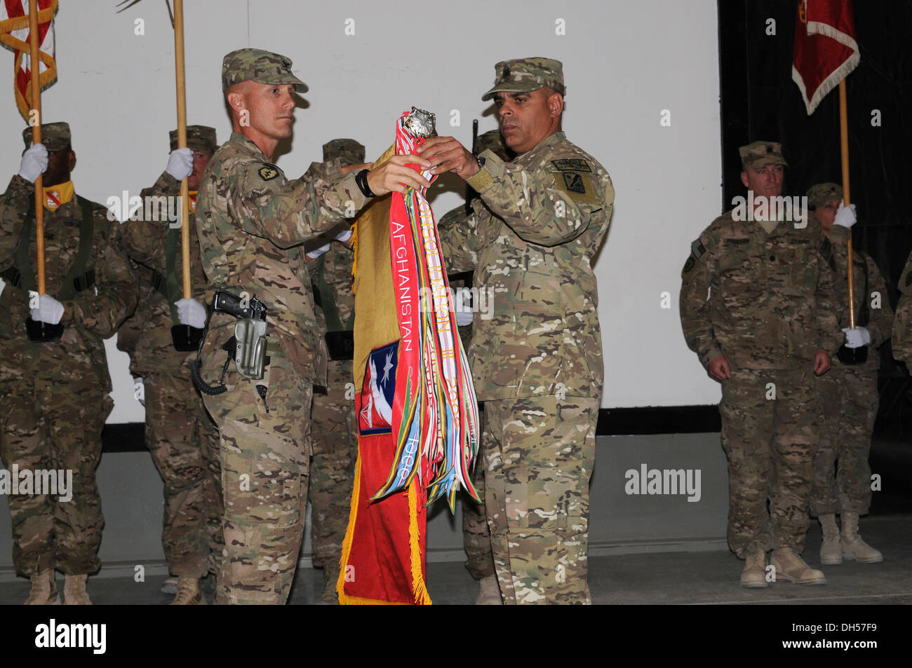 Phoenix, Colonel Mark D. Collins (links), Kommandeur 82. Sustainment ...