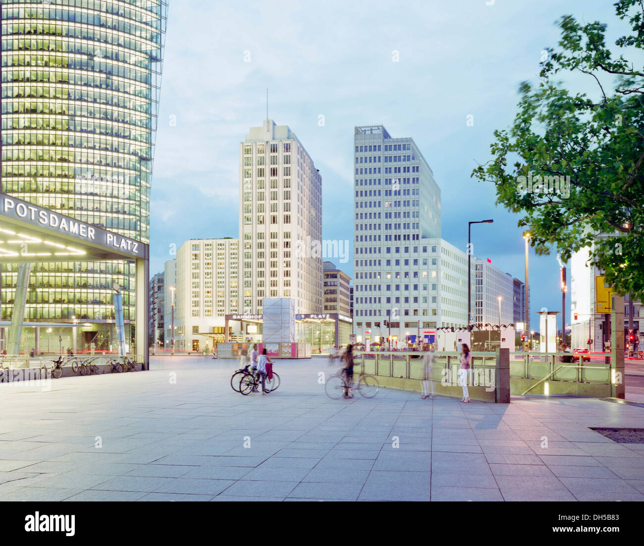 U bahn station potsdam platz -Fotos und -Bildmaterial in hoher ...