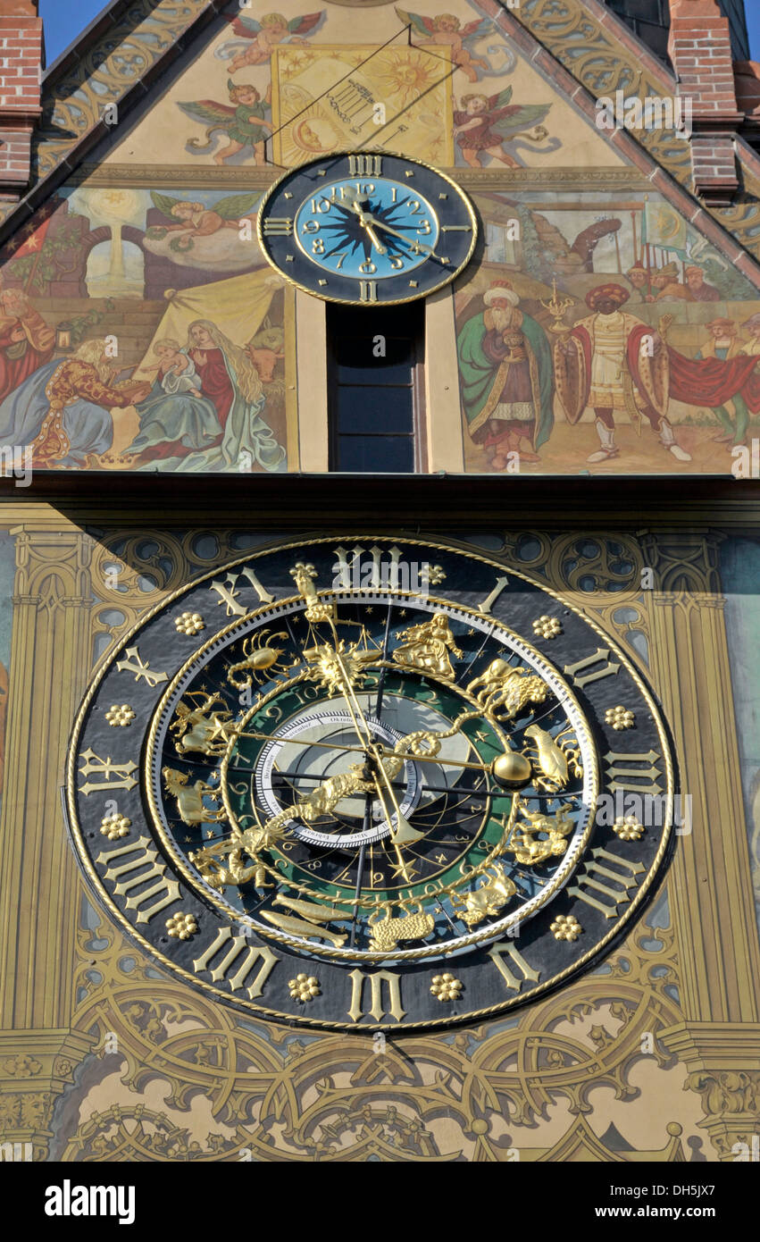 Astronomische Uhr auf die Ostfassade der Ulmer Rathaus, Ulm ...