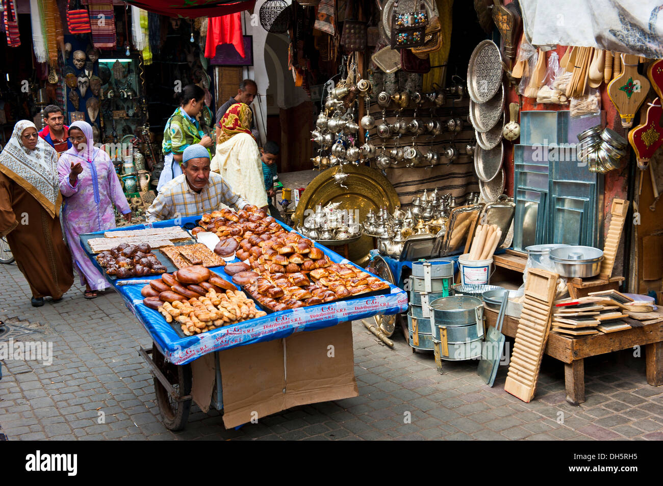 Straßenhändler, schob einen Wagen mit Brot und Gebäck in den Souks ...