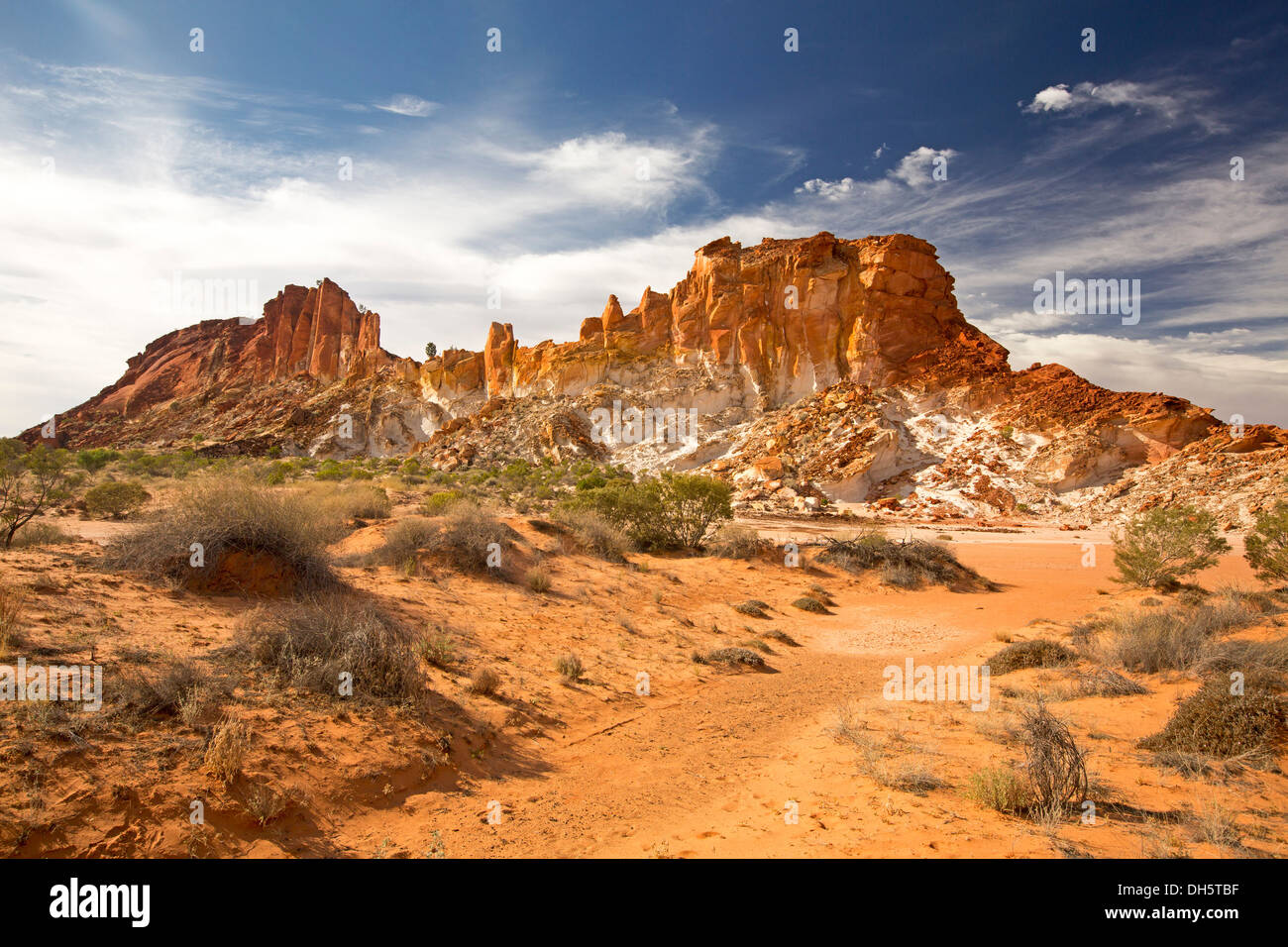 Spektakuläre australischen outback Wüstenlandschaft mit goldenen ...