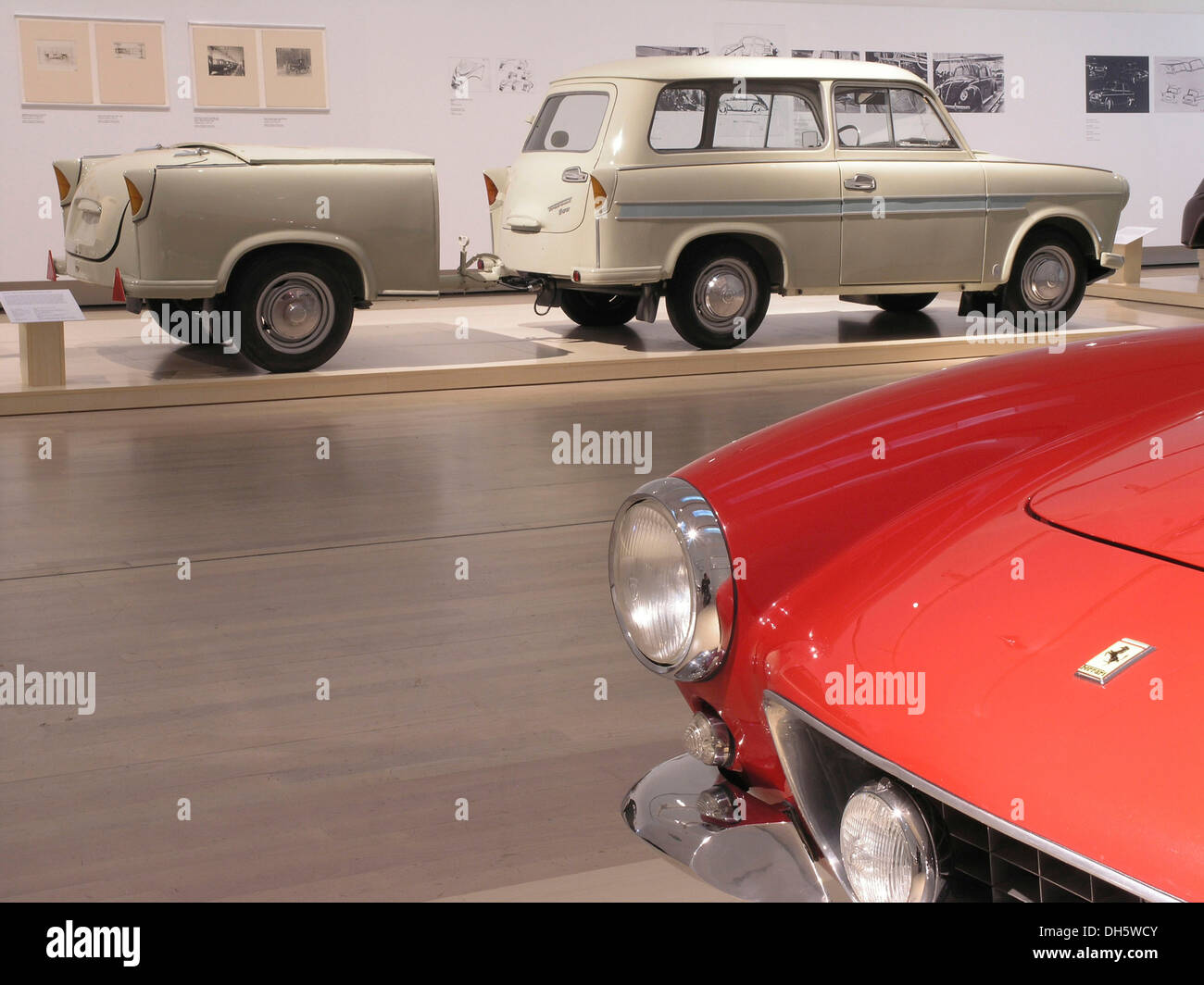 Ferrari 250 GT und einen Trabant mit Anhänger, Mitomacchia Ausstellung ...