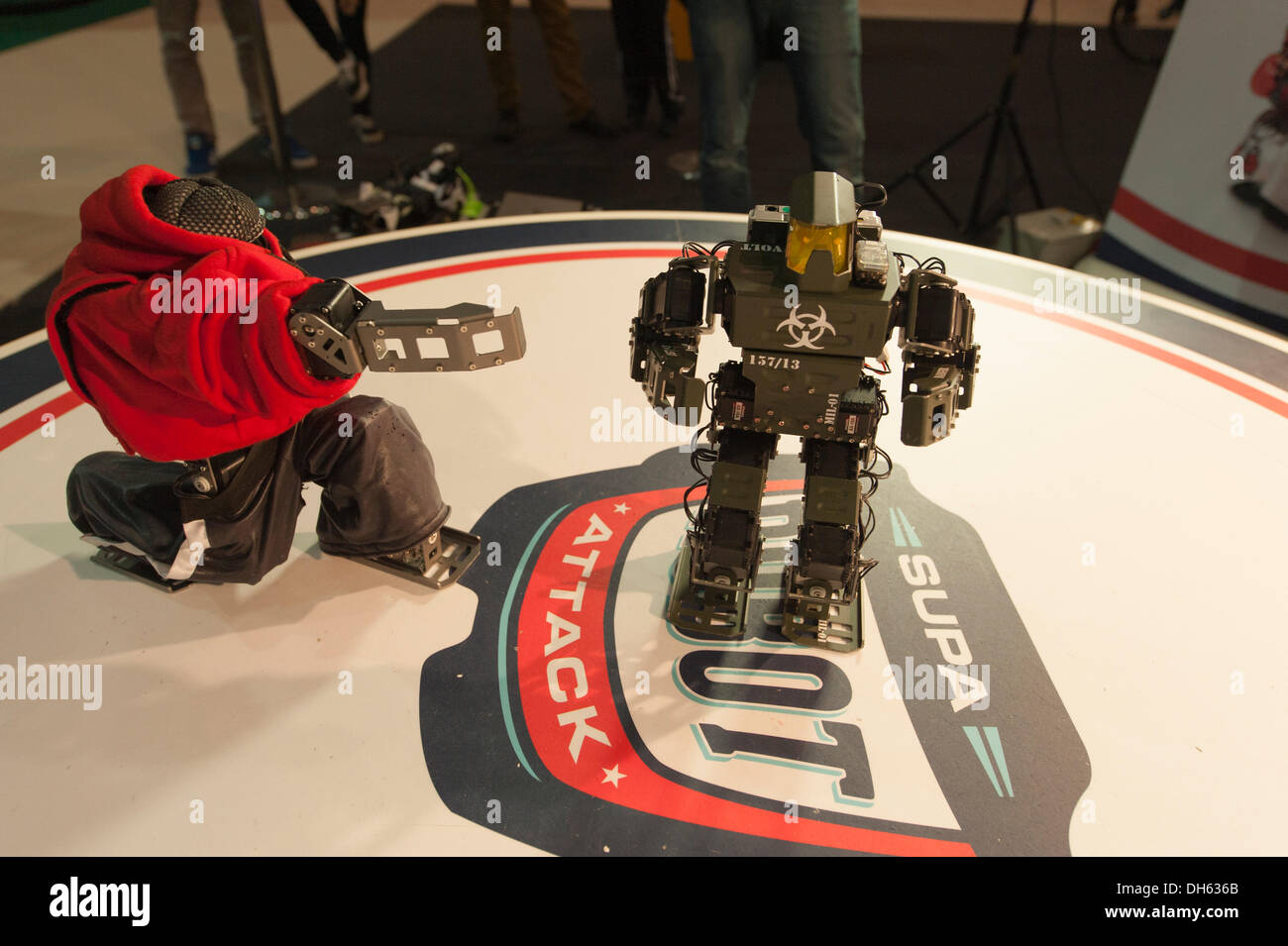 Supa roboter angriff arena stehen -Fotos und -Bildmaterial in hoher ...