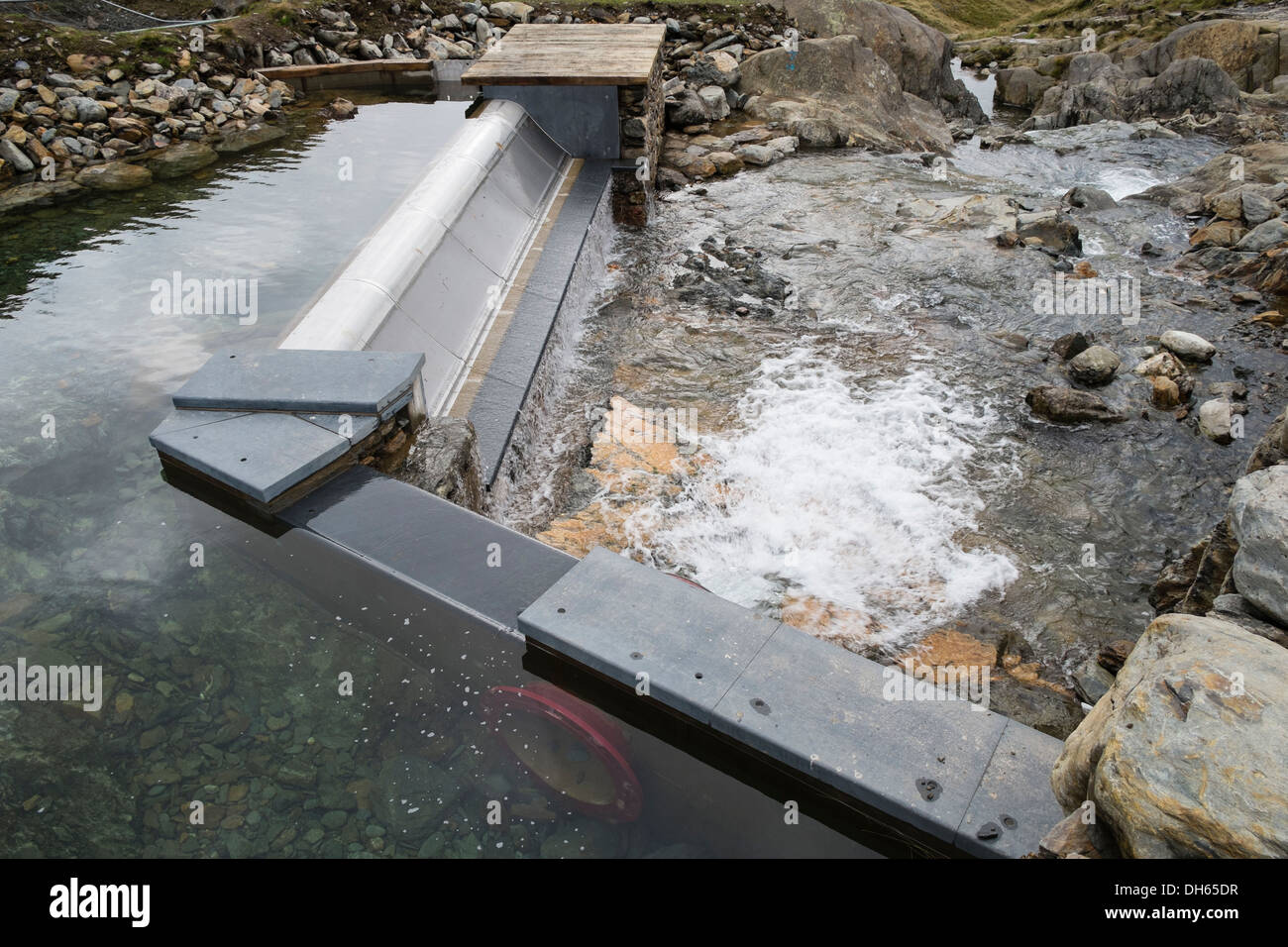 Wehr auf Afon Llan Fluss in Snowdonia sammelt Wasser für kleine ...
