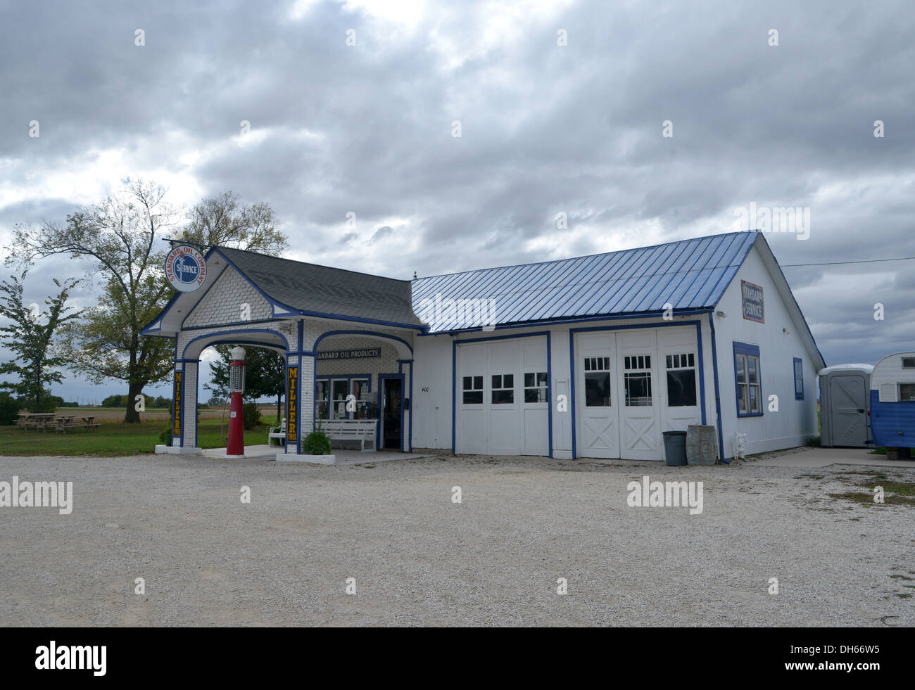 Standard oil service station -Fotos und -Bildmaterial in hoher ...
