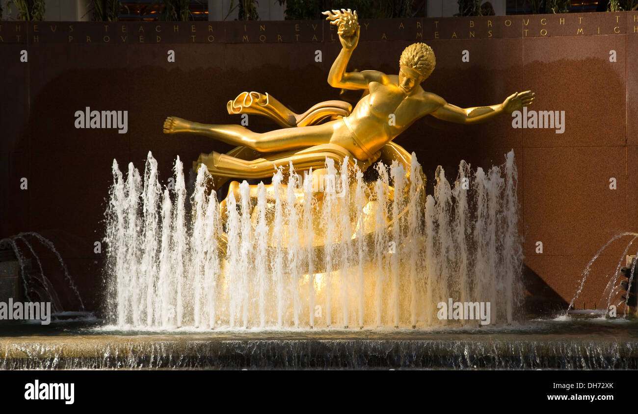 Skulptur Von Prometheus Im Rockefeller Center New York City Stockfotos ...