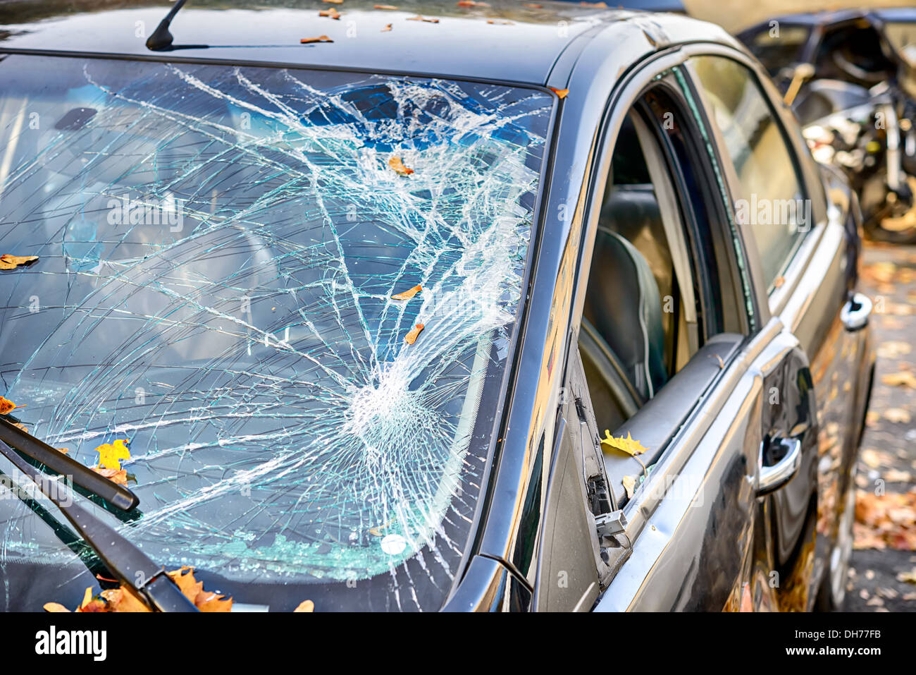 Broken car windscreen -Fotos und -Bildmaterial in hoher Auflösung – Alamy