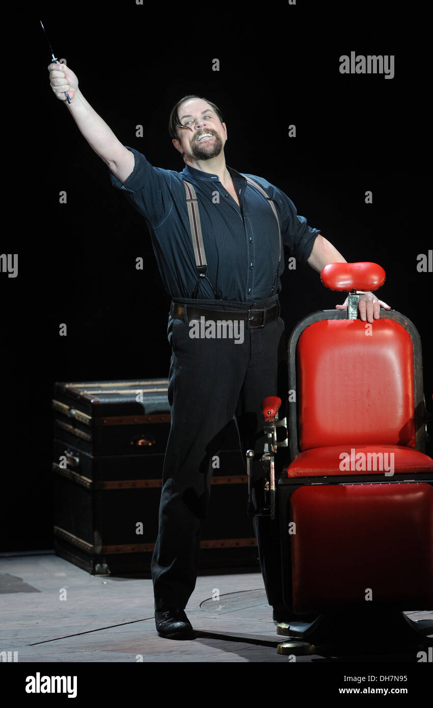 Michael Ball "Sweeney Todd" Fototermin am Adelphi Theatre London ...