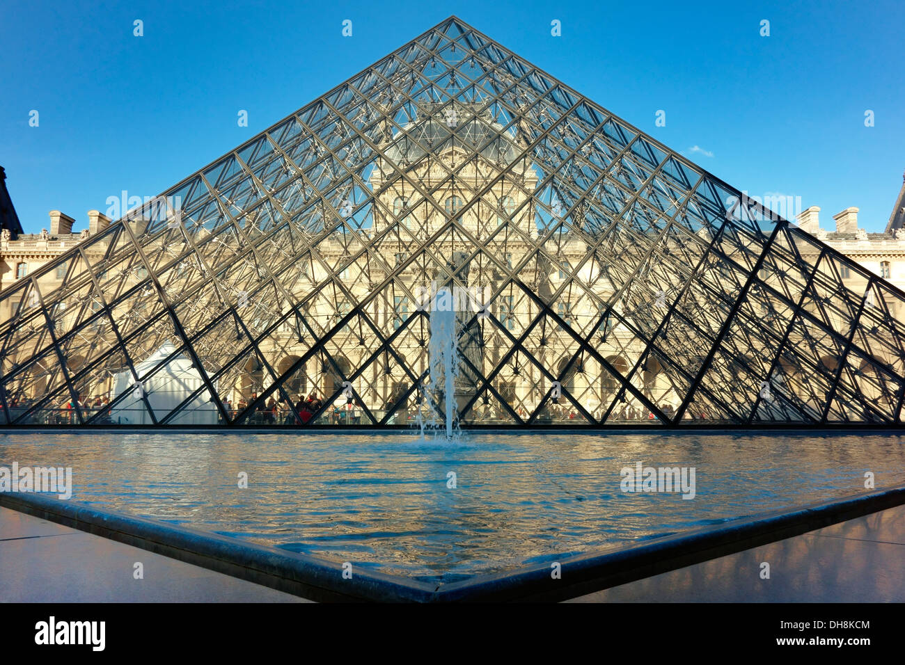 Museo della piramide del louvre -Fotos und -Bildmaterial in hoher ...