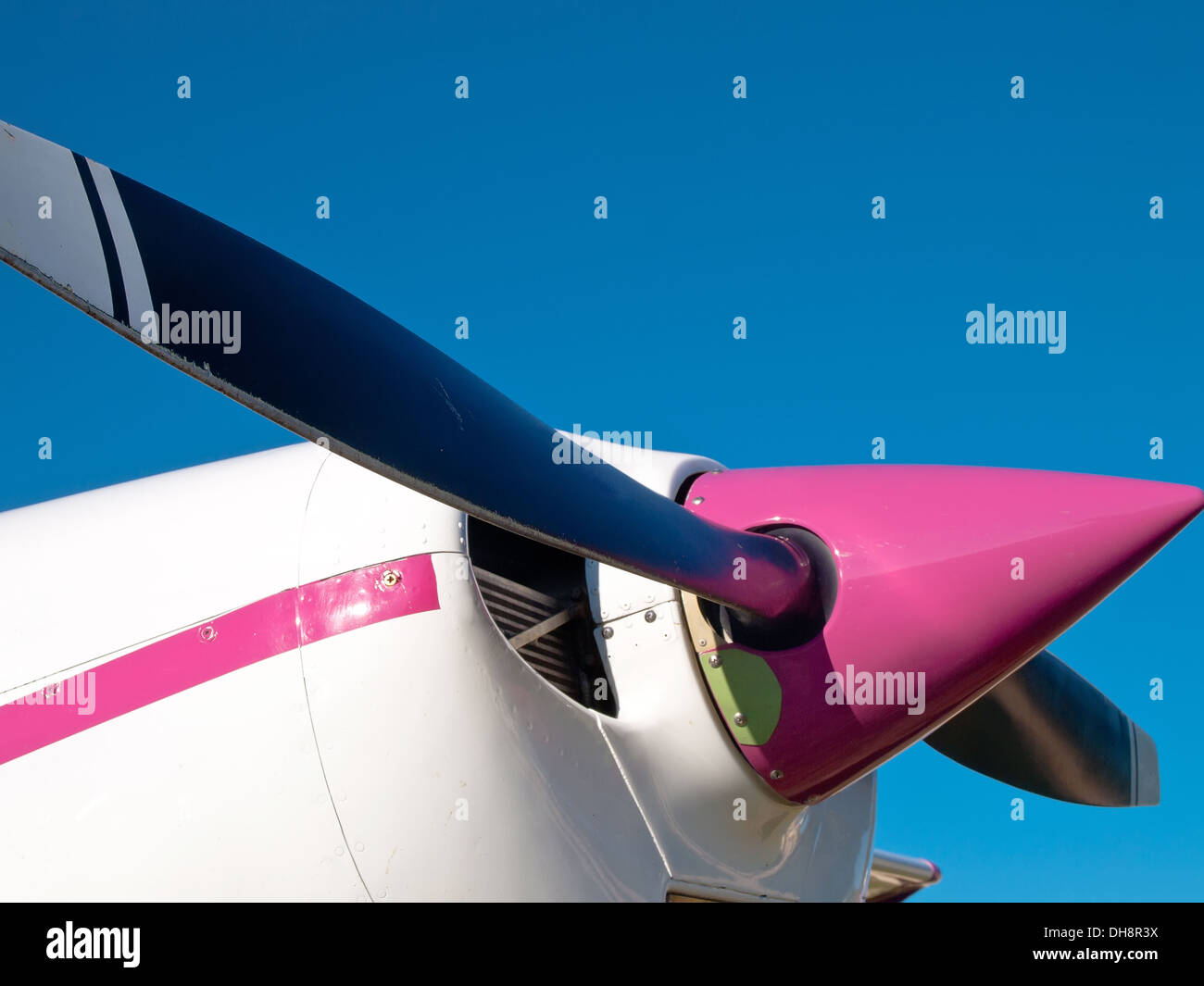 Propeller aeroplane -Fotos und -Bildmaterial in hoher Auflösung – Alamy