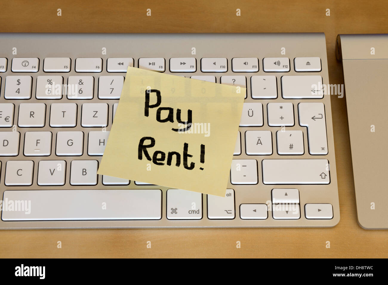 Notiz auf der tastatur -Fotos und -Bildmaterial in hoher Auflösung – Alamy