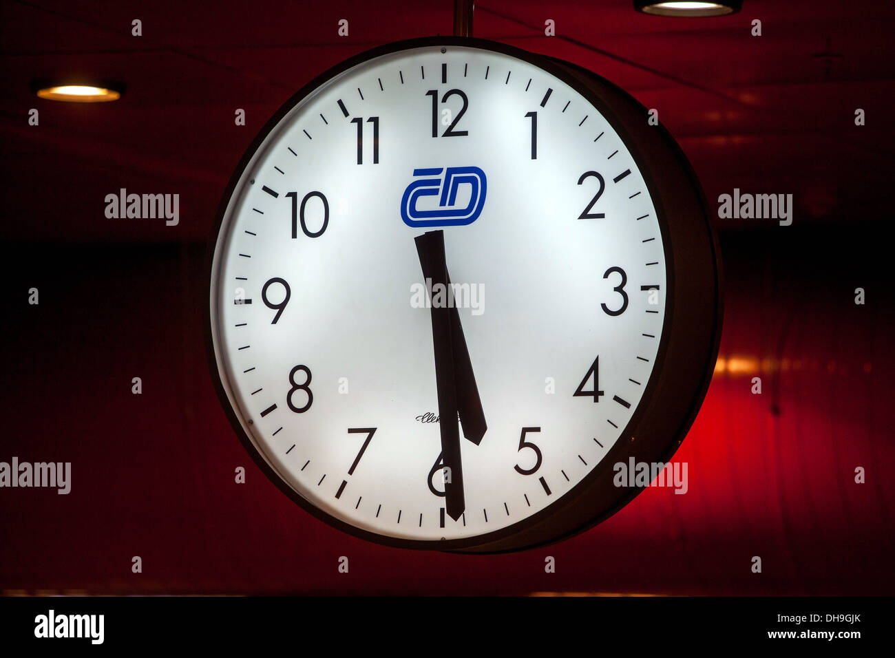 Halb sechs -Fotos und -Bildmaterial in hoher Auflösung – Alamy