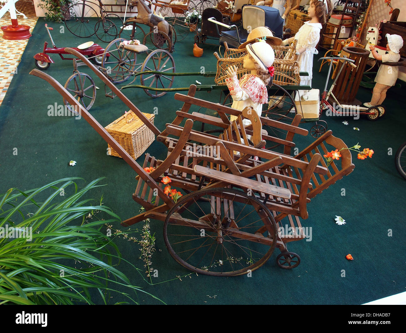 Eine alte Rikscha wird im Museum of Automobiles in der Talmont St ...