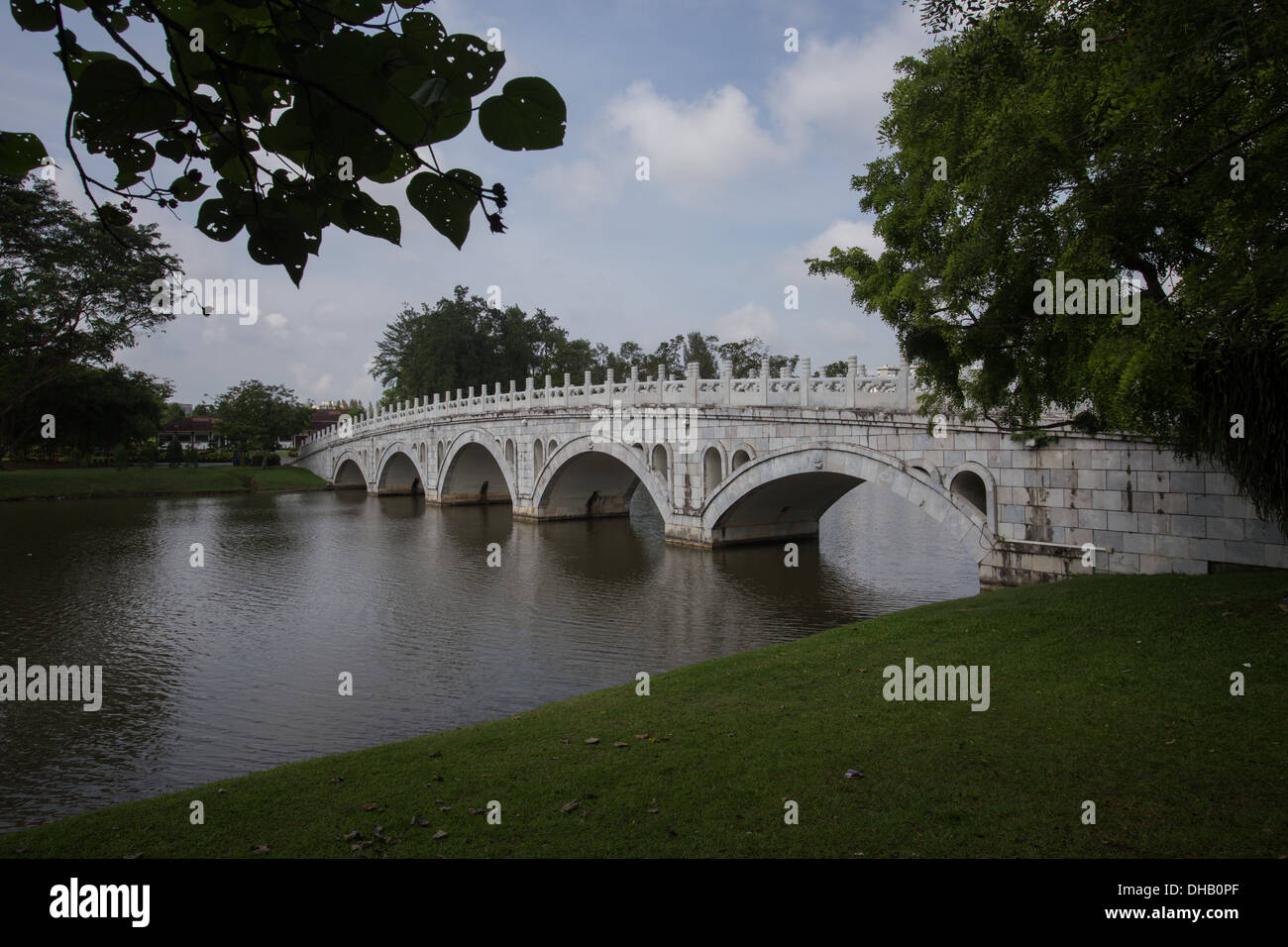 Chinese garden bridge -Fotos und -Bildmaterial in hoher Auflösung – Alamy