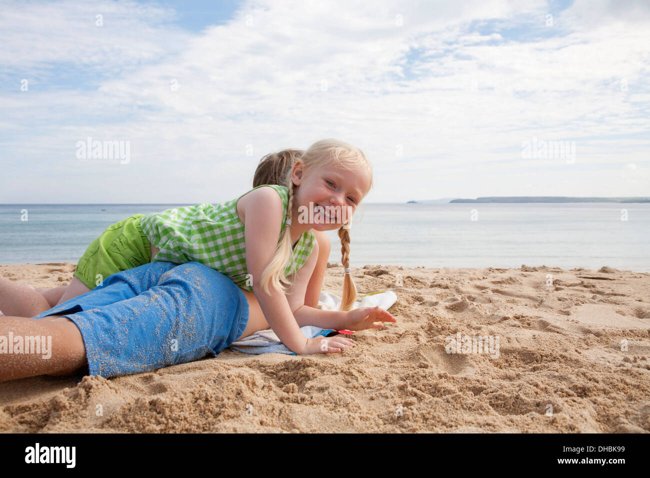 Girls lying beach Stockfotos und -bilder Kaufen - Alamy