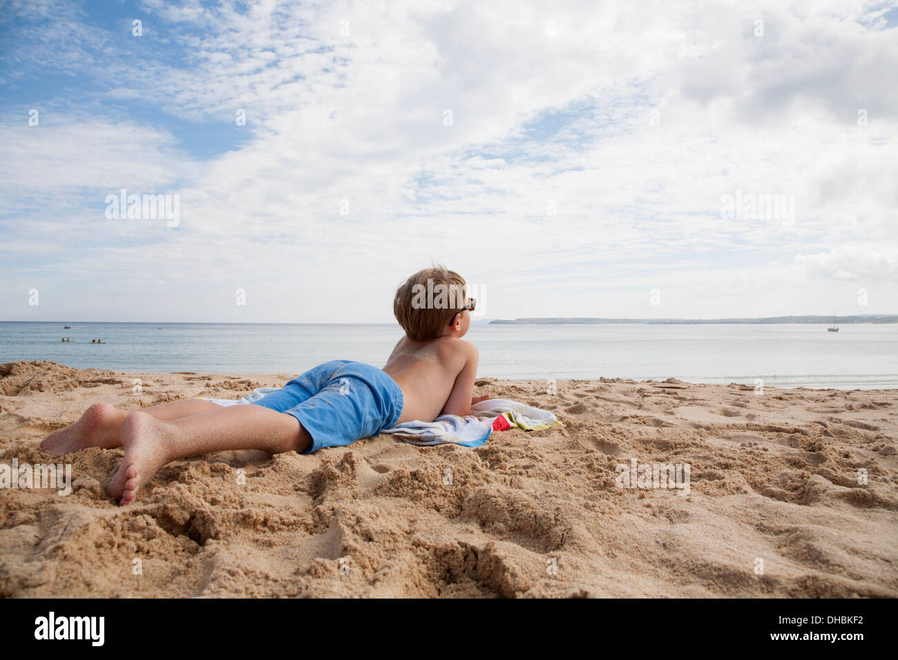 Person am strand liegen -Fotos und -Bildmaterial in hoher Auflösung – Alamy