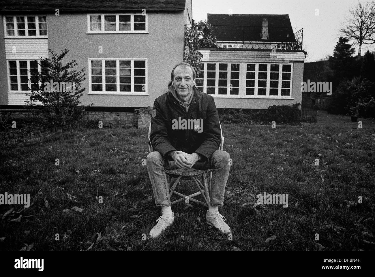 Graham Chapman von Monty Python fotografiert in 1987 in seinem Garten ...