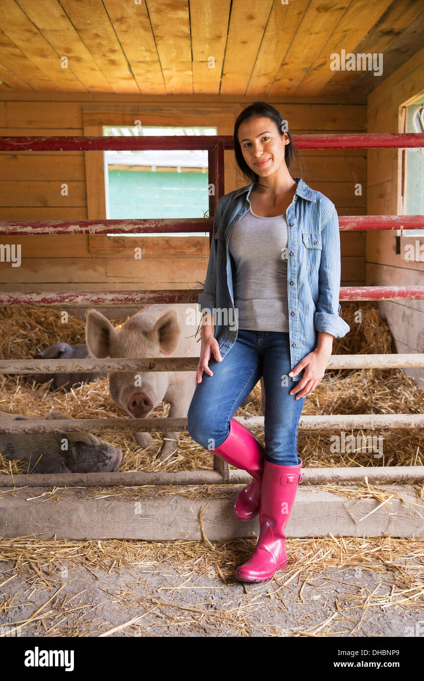 Ein Bio-Bauernhof in den Catskills. Eine Frau neben einem Schwein in ...