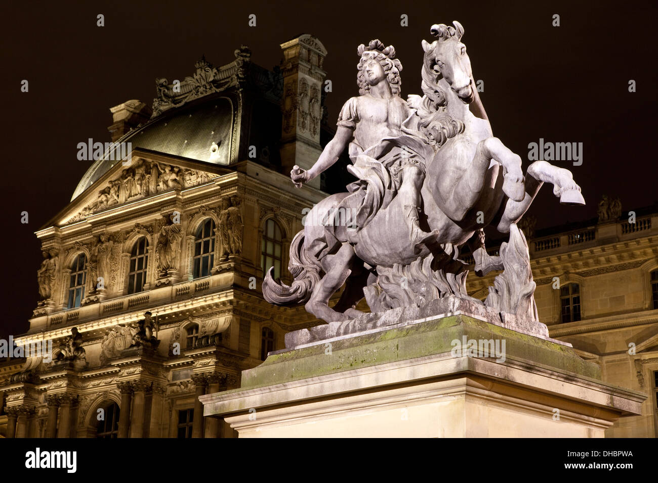 Statue louis xiv outside louvre -Fotos und -Bildmaterial in hoher ...