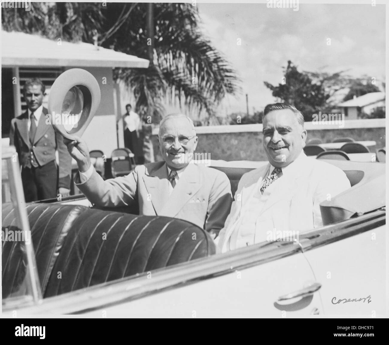Fotografieren von Präsident Truman und Gouverneur Jesus Pinero von ...