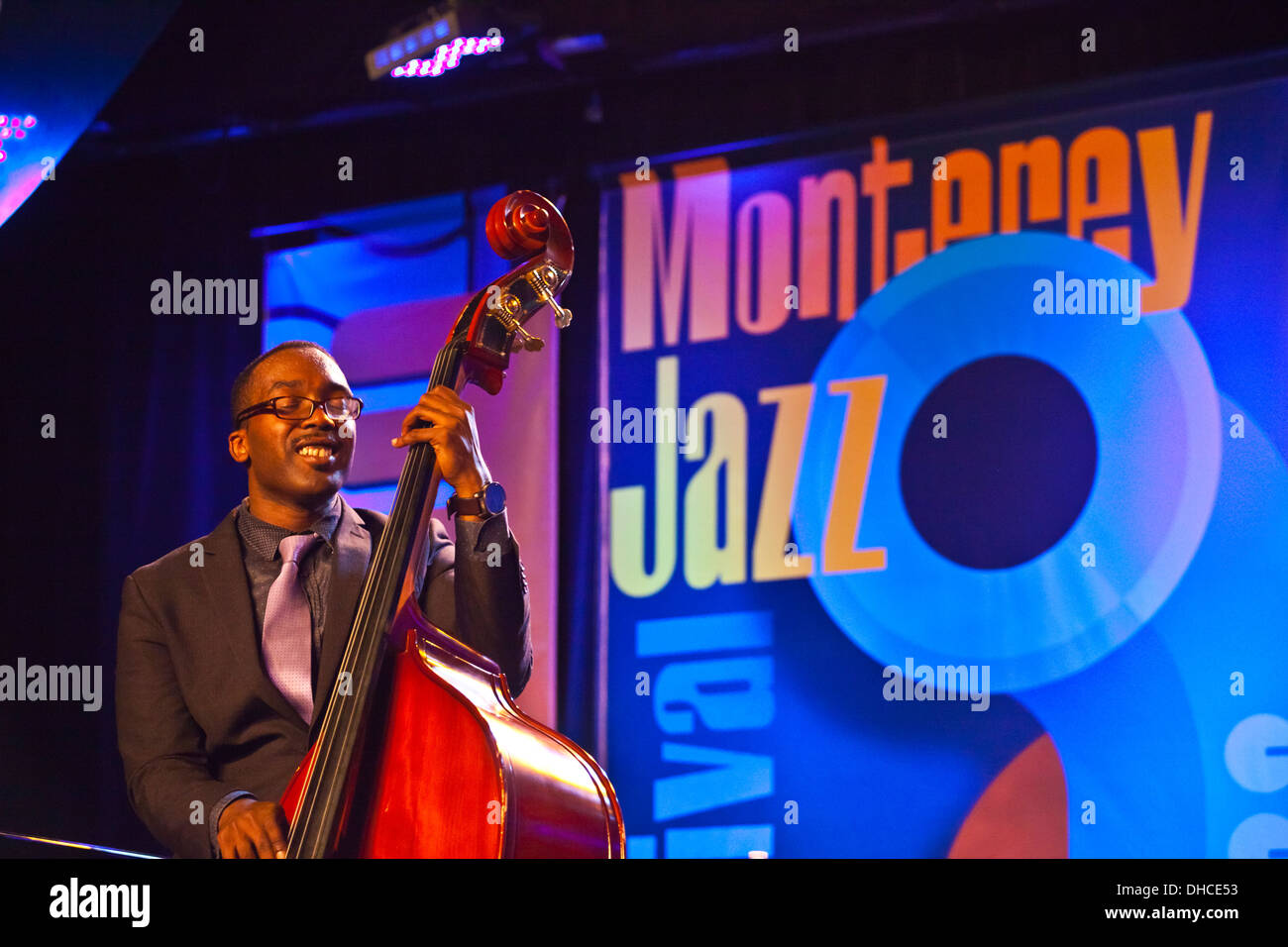 AARON JAMES spielt Basis für GREGORY PORTER singt in Dizzys Höhle auf ...
