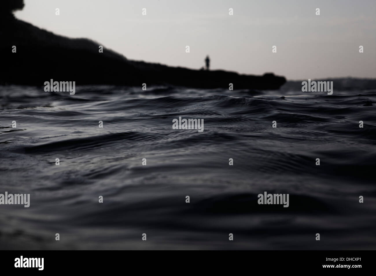 Dunkles meer -Fotos und -Bildmaterial in hoher Auflösung – Alamy