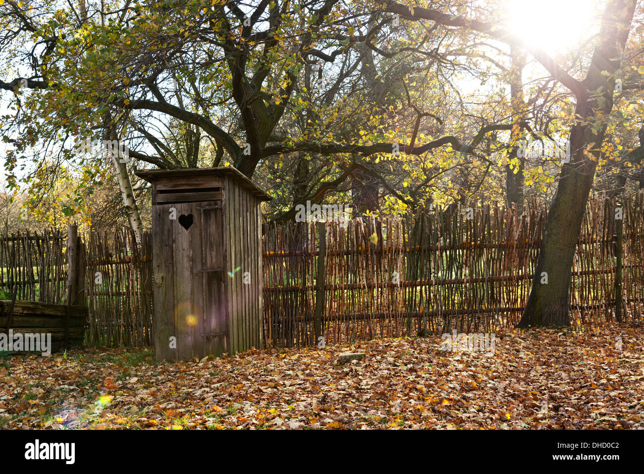 Old latrine -Fotos und -Bildmaterial in hoher Auflösung – Alamy