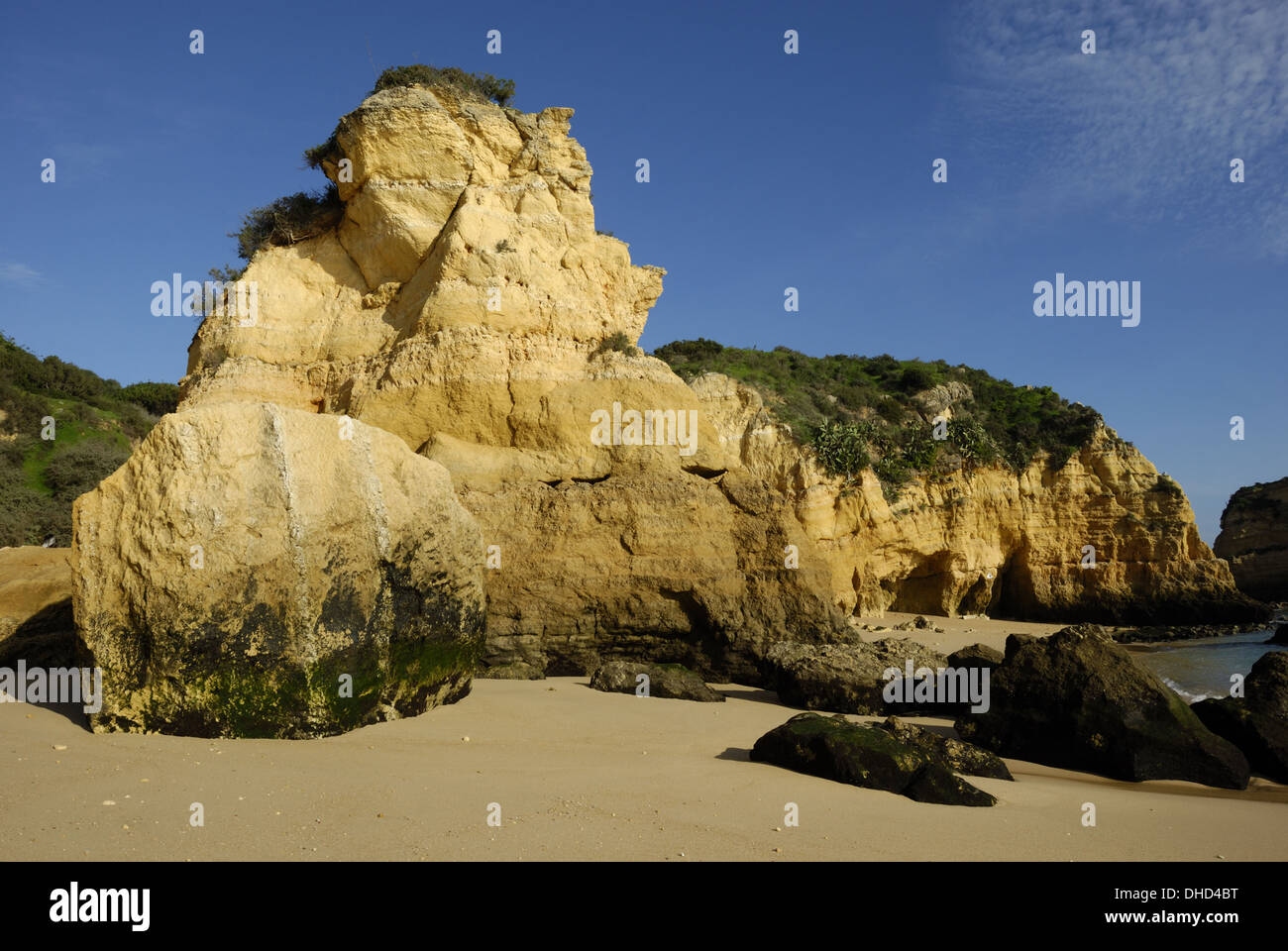Praia da dona ana strand -Fotos und -Bildmaterial in hoher Auflösung ...