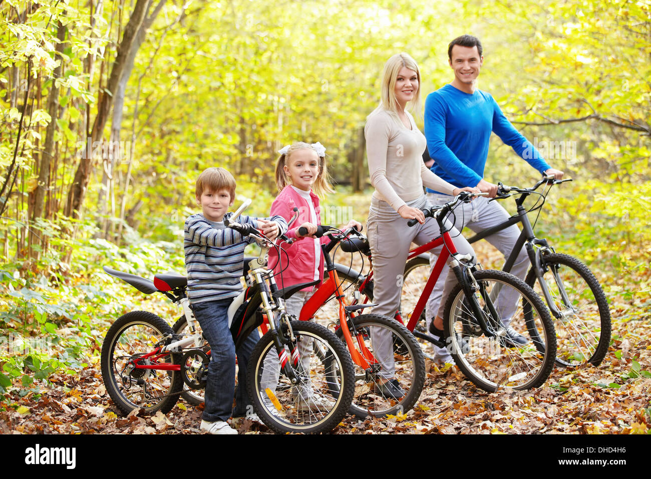 Kinder kinder familie freizeit -Fotos und -Bildmaterial in hoher ...