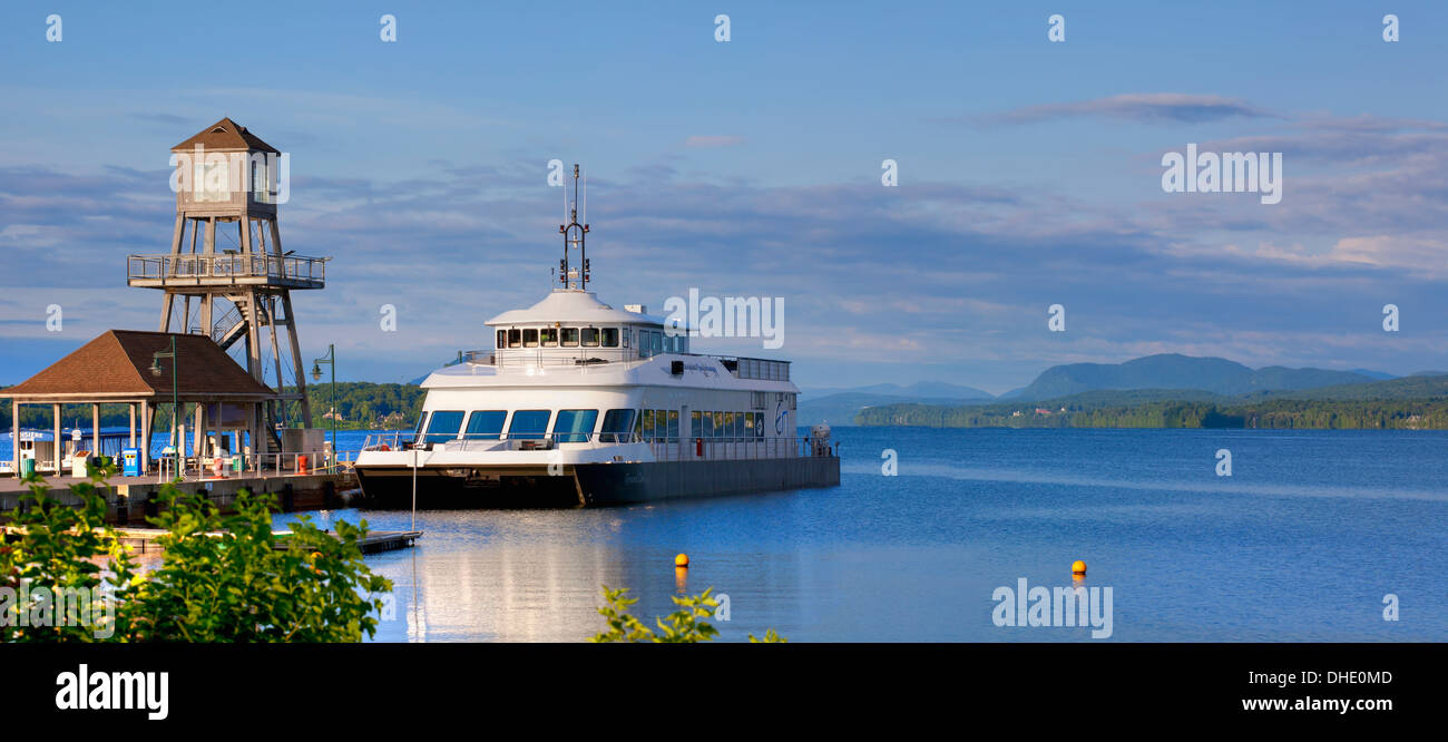 Ausflugsboot im Lac Memphremagog und ein Aussichtsturm auf einer Mole ...