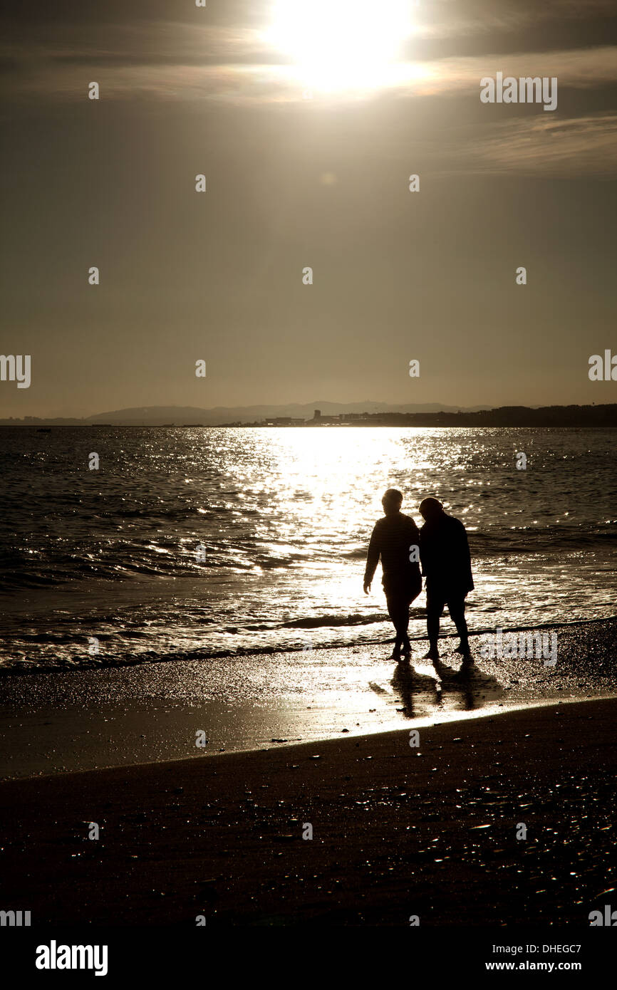 Liebespaar am strand -Fotos und -Bildmaterial in hoher Auflösung – Alamy