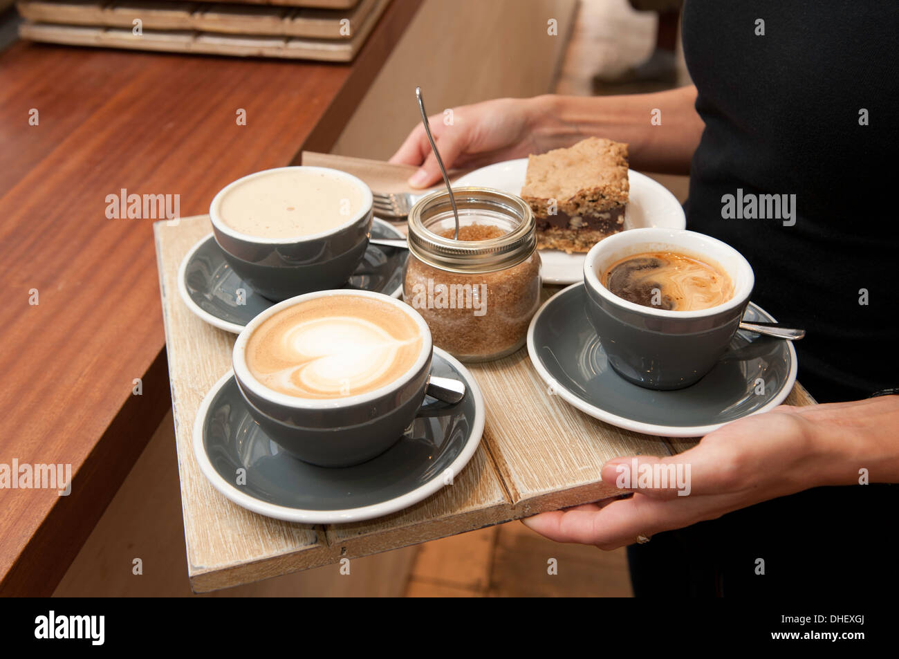 Barista kaffee -Fotos und -Bildmaterial in hoher Auflösung – Alamy