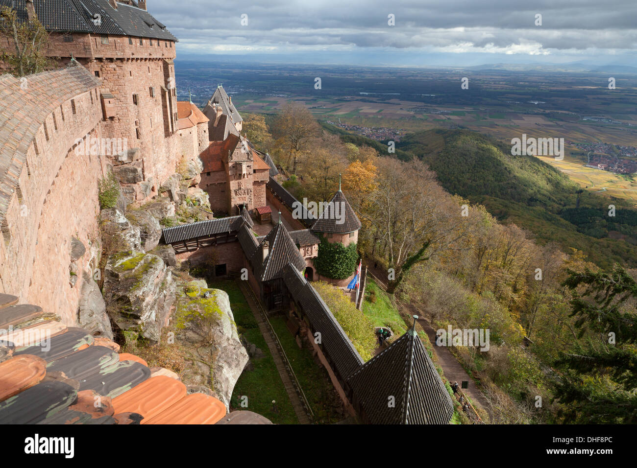 Schloss von haut koenigsbourg -Fotos und -Bildmaterial in hoher ...