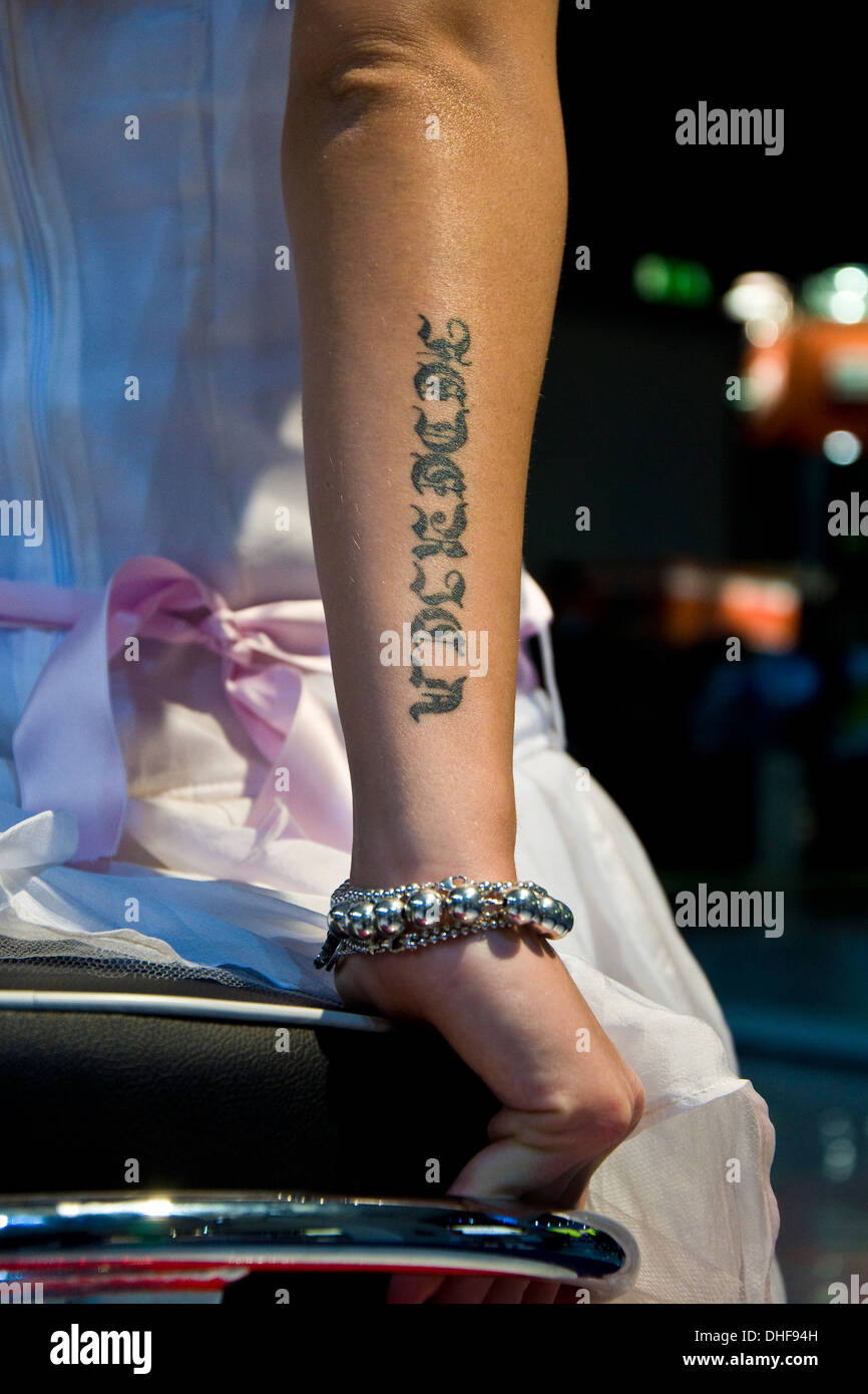 Armreif tattoo -Fotos und -Bildmaterial in hoher Auflösung – Alamy