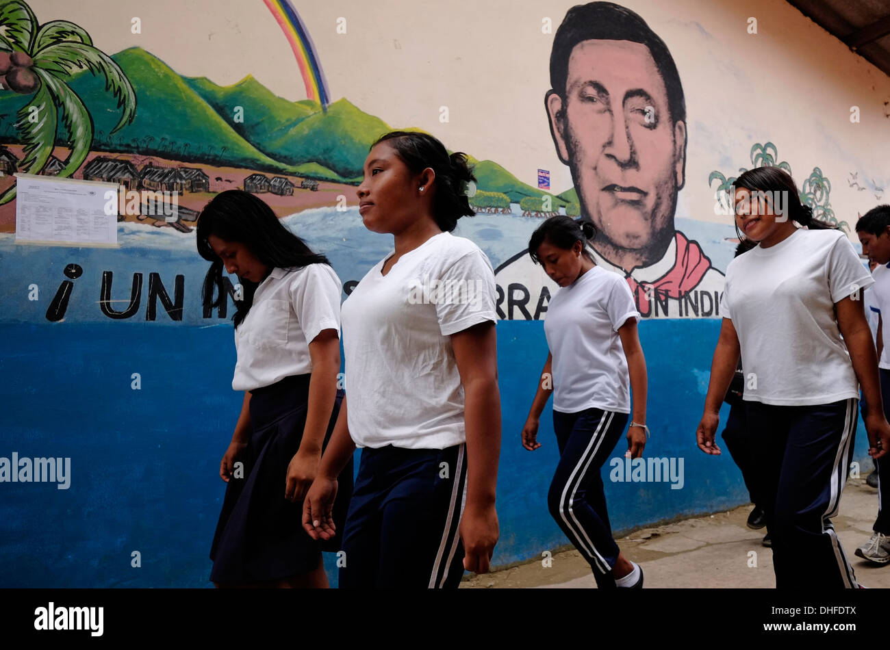 Schülerinnen aus der Guna Menschen gehen vorbei an einer bemalten Wand ...
