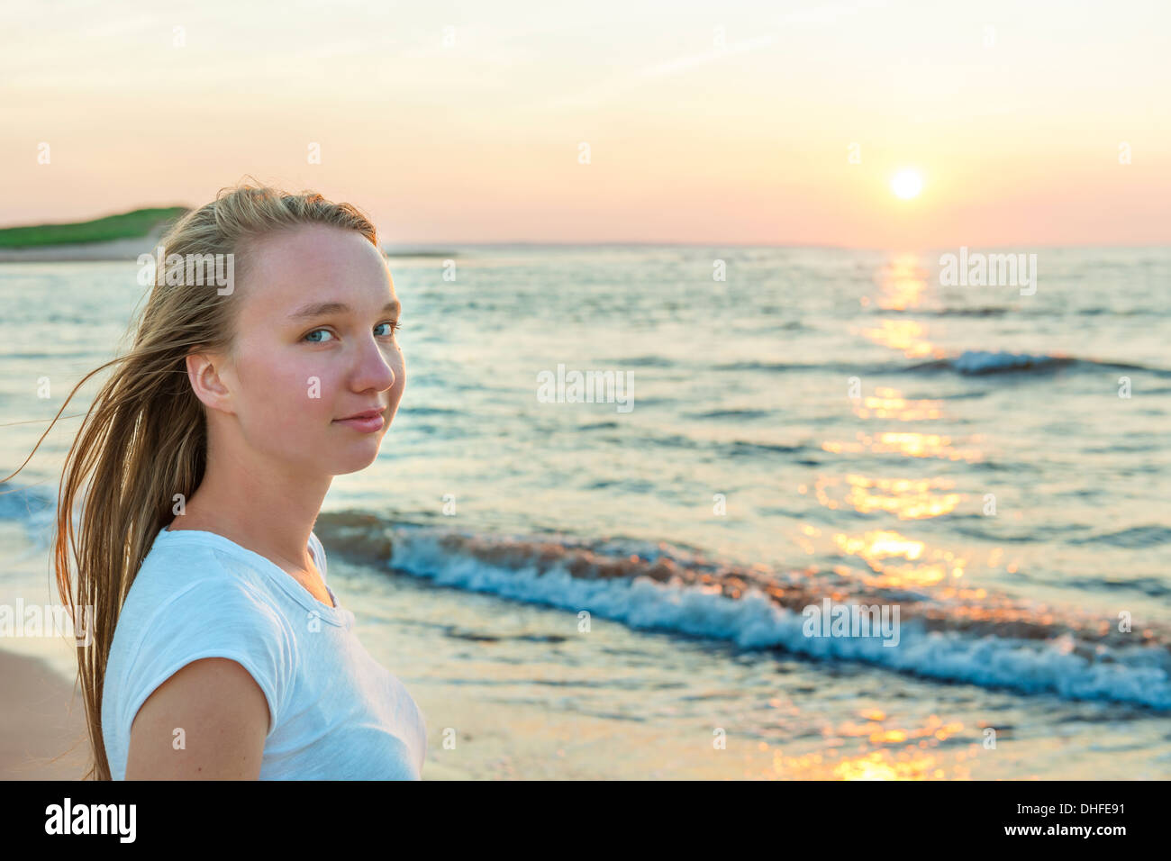 Teen Girl Beach Profile Portrait Stockfotos und -bilder Kaufen - Alamy
