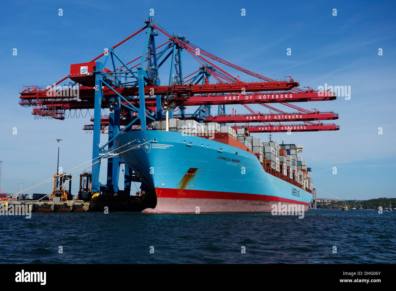 Port crane load ship container -Fotos und -Bildmaterial in hoher ...