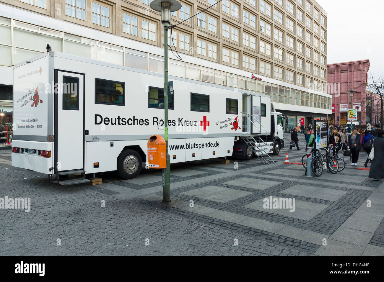 German Red Cross Volunteer Stockfotos und -bilder Kaufen - Alamy